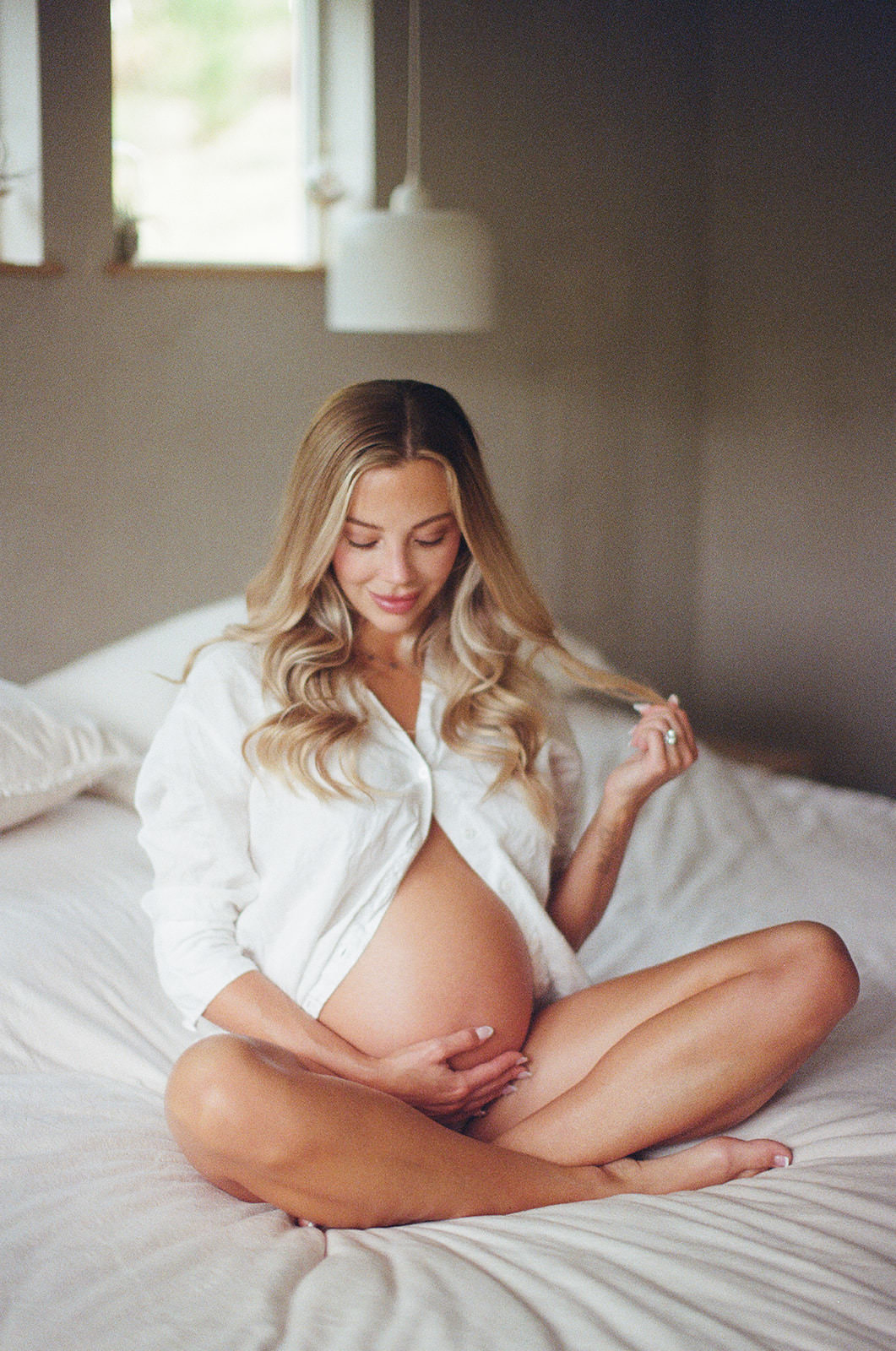 Cozy & Intimate | In-Home Maternity Photography in Portland - Naba Zabih